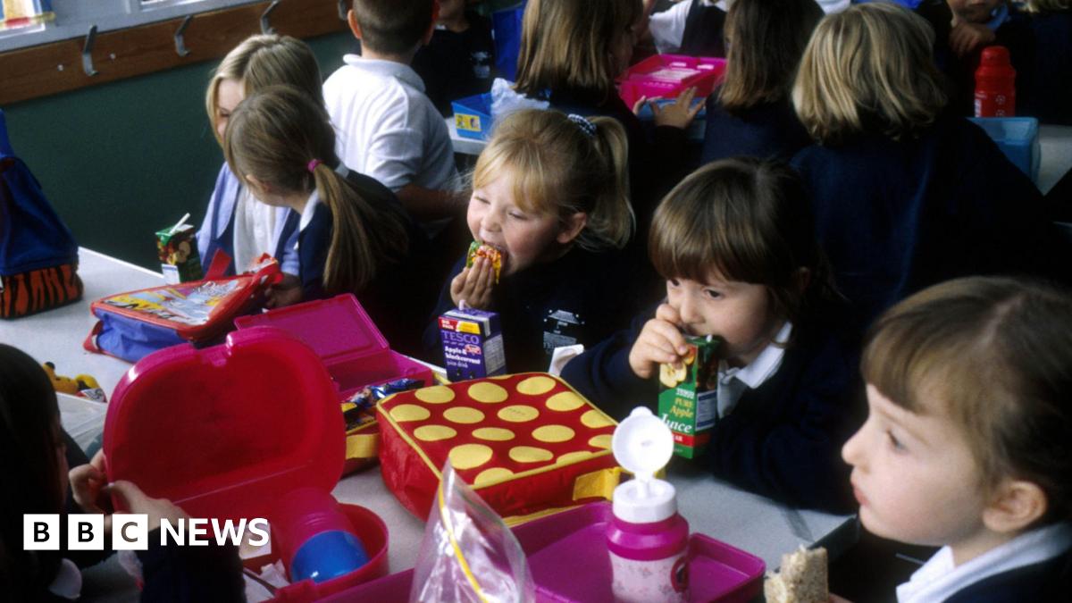 Bradford sets up food poverty fund for new migrants - BBC News