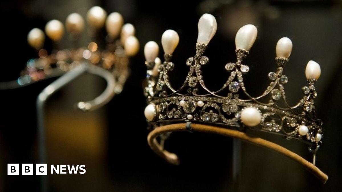 France moves to ban child beauty pageants - BBC News