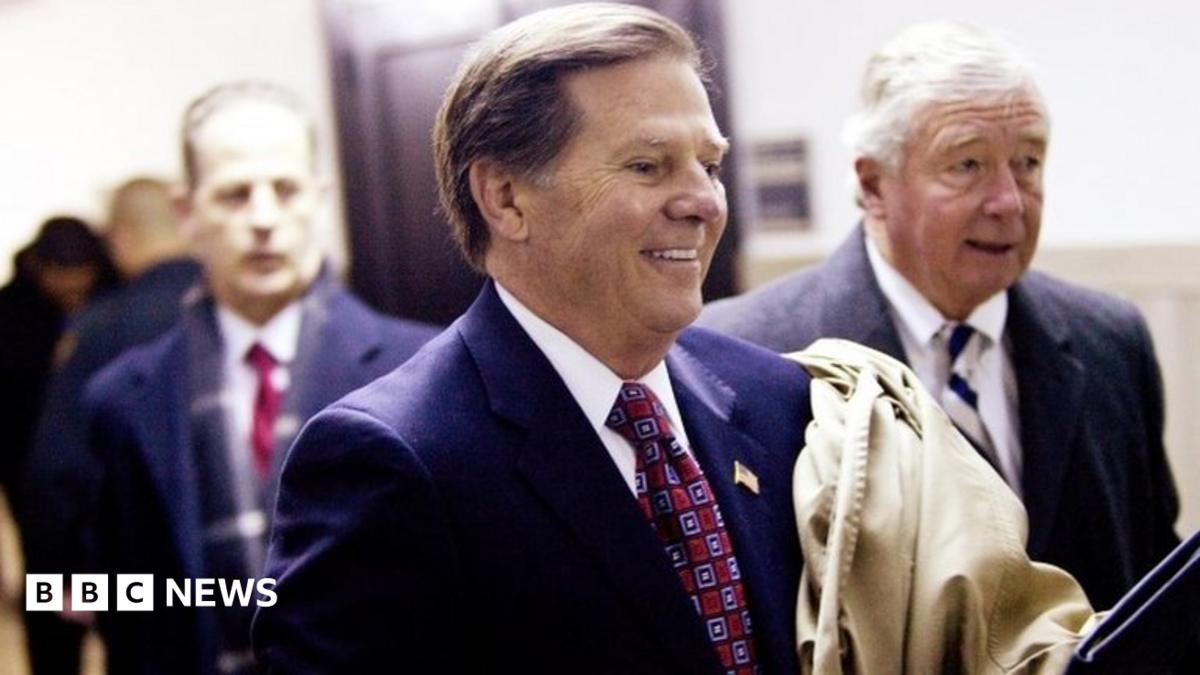 Republican Tom DeLay's laundering conviction overturned - BBC News