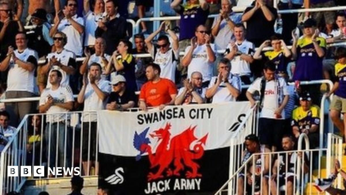 In pictures: Swansea fans celebrate Valencia victory - BBC News