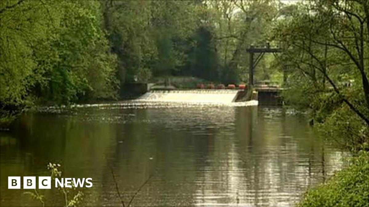 Restored Teston Lock helps River Medway boaters and fish - BBC News