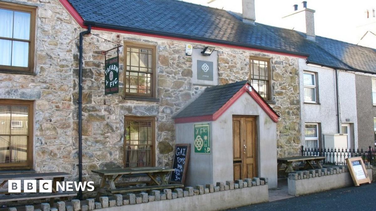 'Oldest' co-op pub Tafarn y Fic celebrates 25 years - BBC News