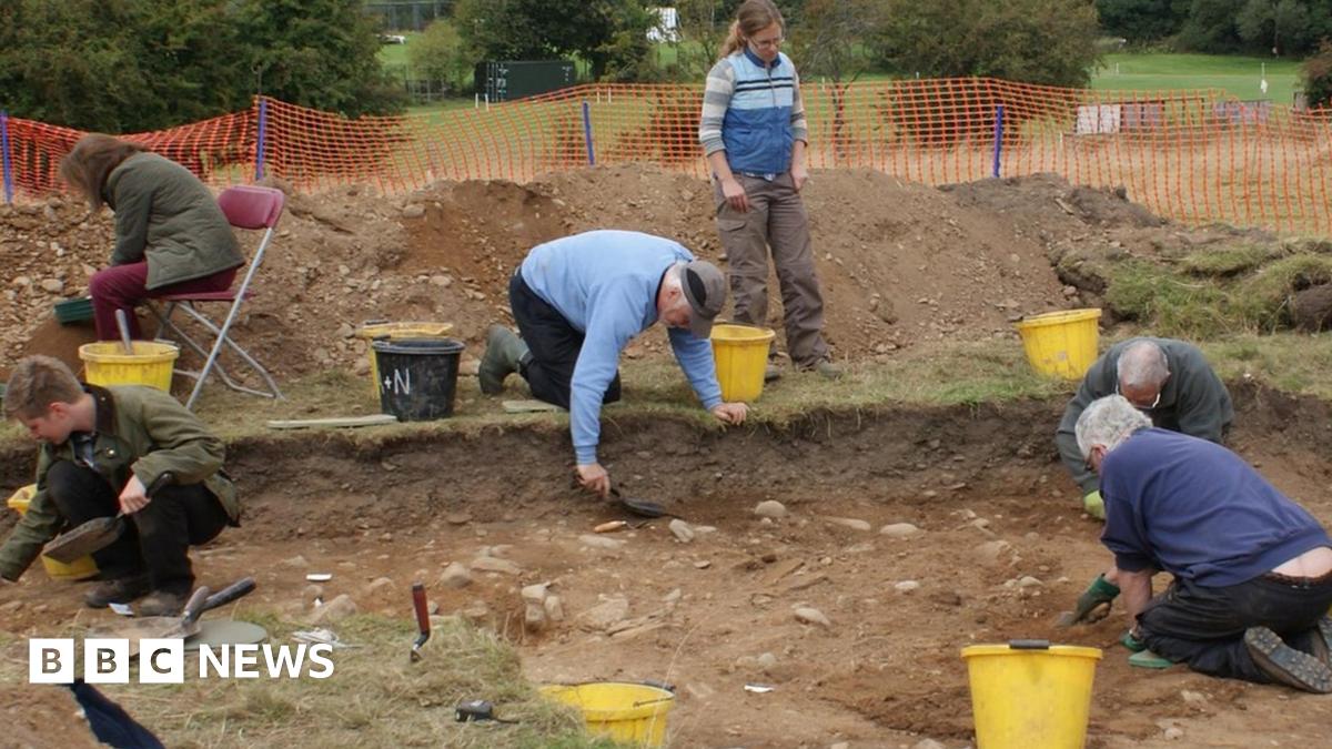 Mold gold cape: Bronze Age site's 'exciting' new finds - BBC News