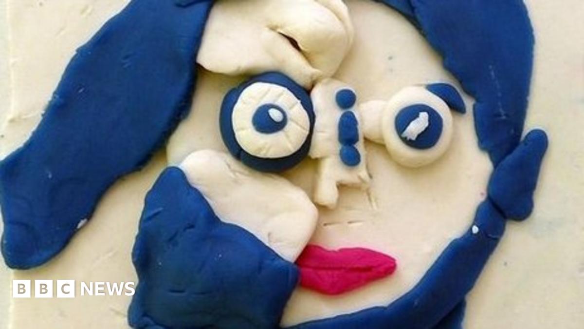 Famous photographs re-created in Play-Doh - BBC News