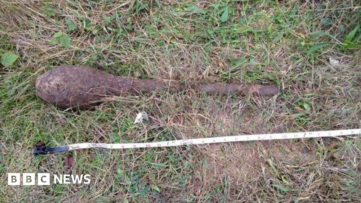 WW2 bomb found in rubble at Burgh Castle quarry - BBC News