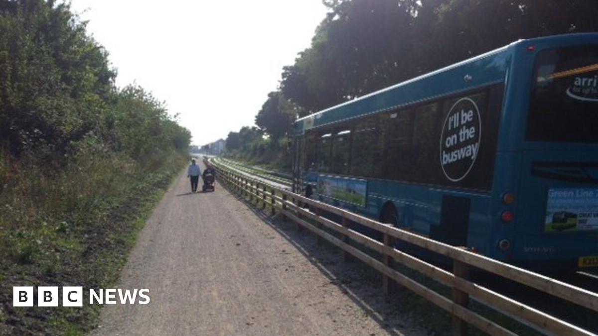 Luton and Dunstable guided busway 'good for economy' - BBC News