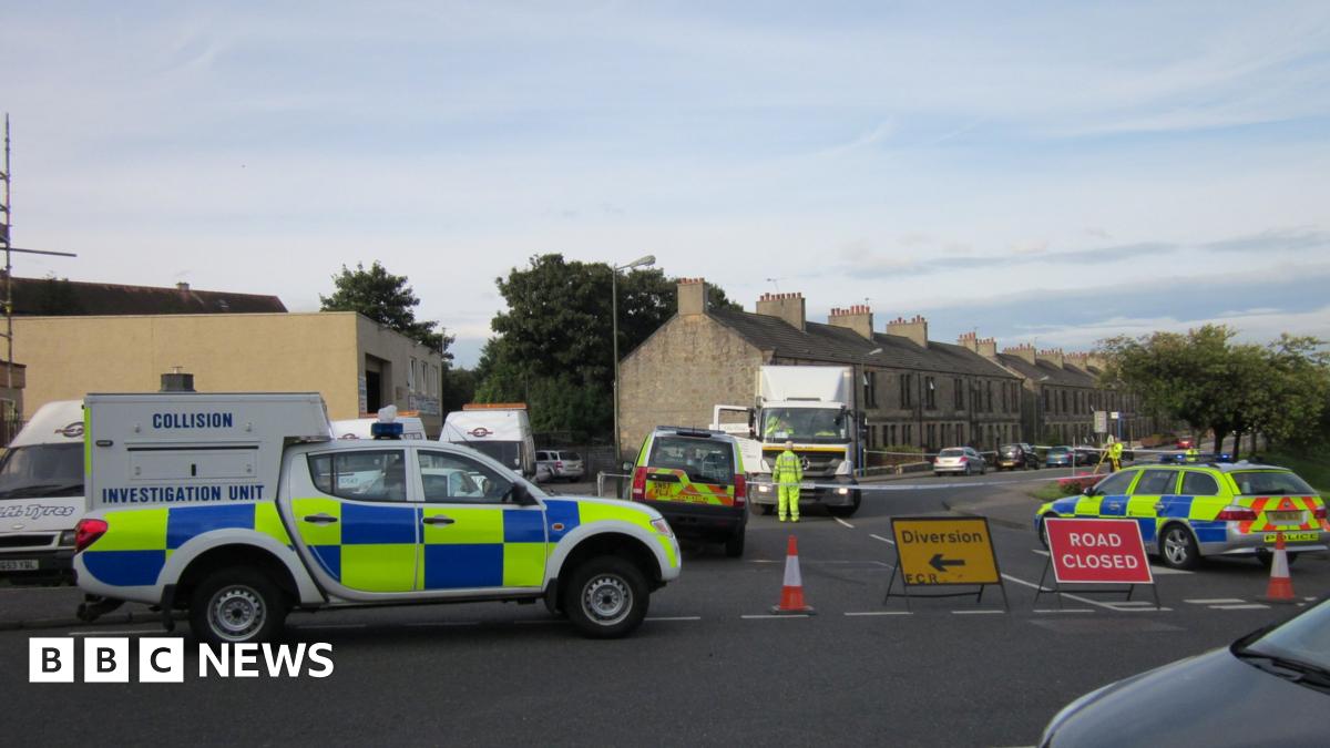 Police release name of Bonnybridge crash victim - BBC News