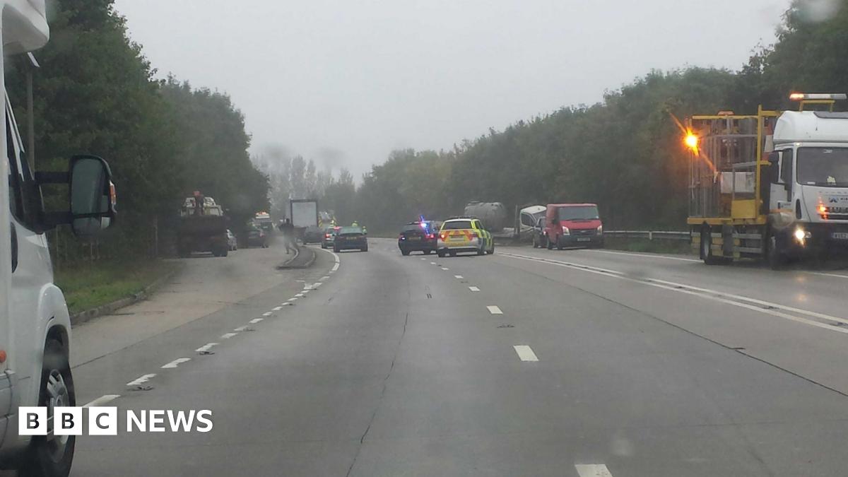 One person dies in A303 multi-vehicle crash - BBC News