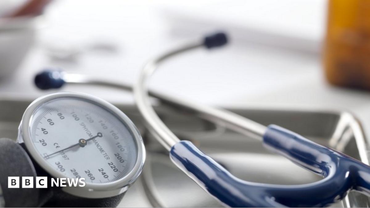 Private heart ops deal for NHS patients agreed by minister - BBC News