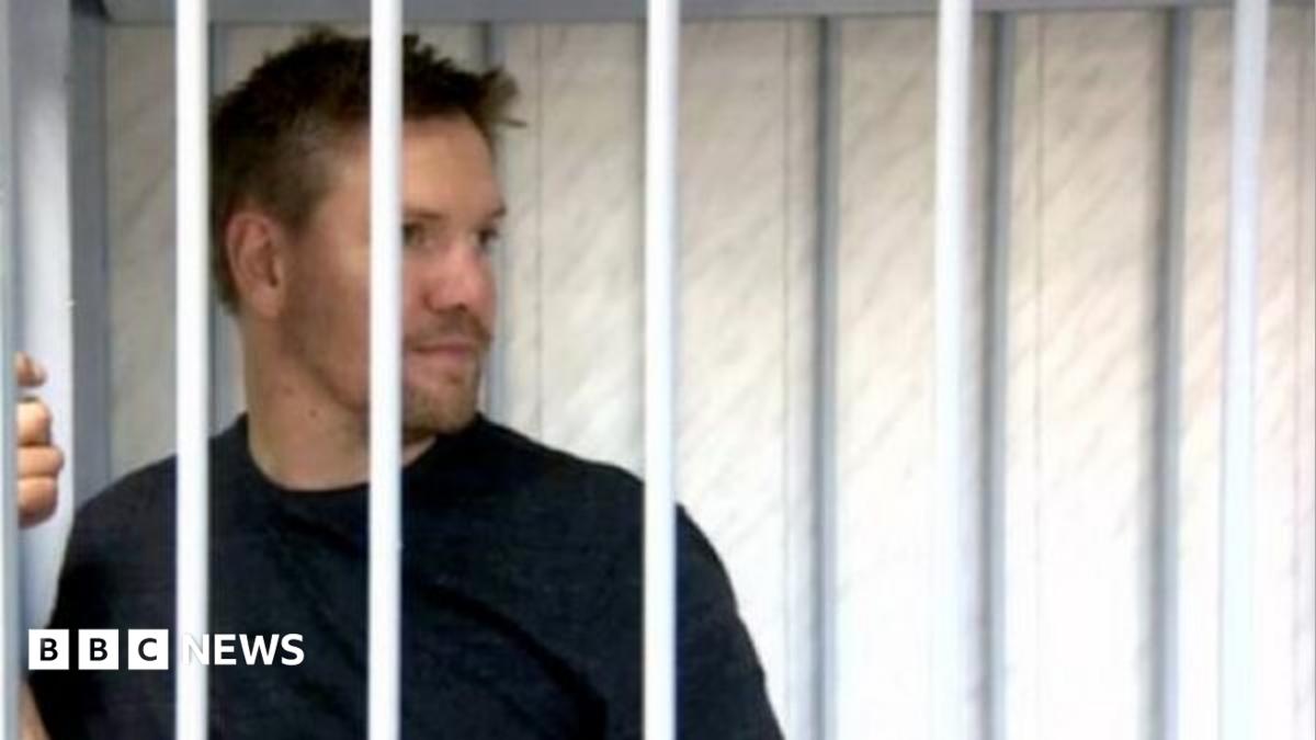 Greenpeace protest: Two Britons held over Russia stunt - BBC News