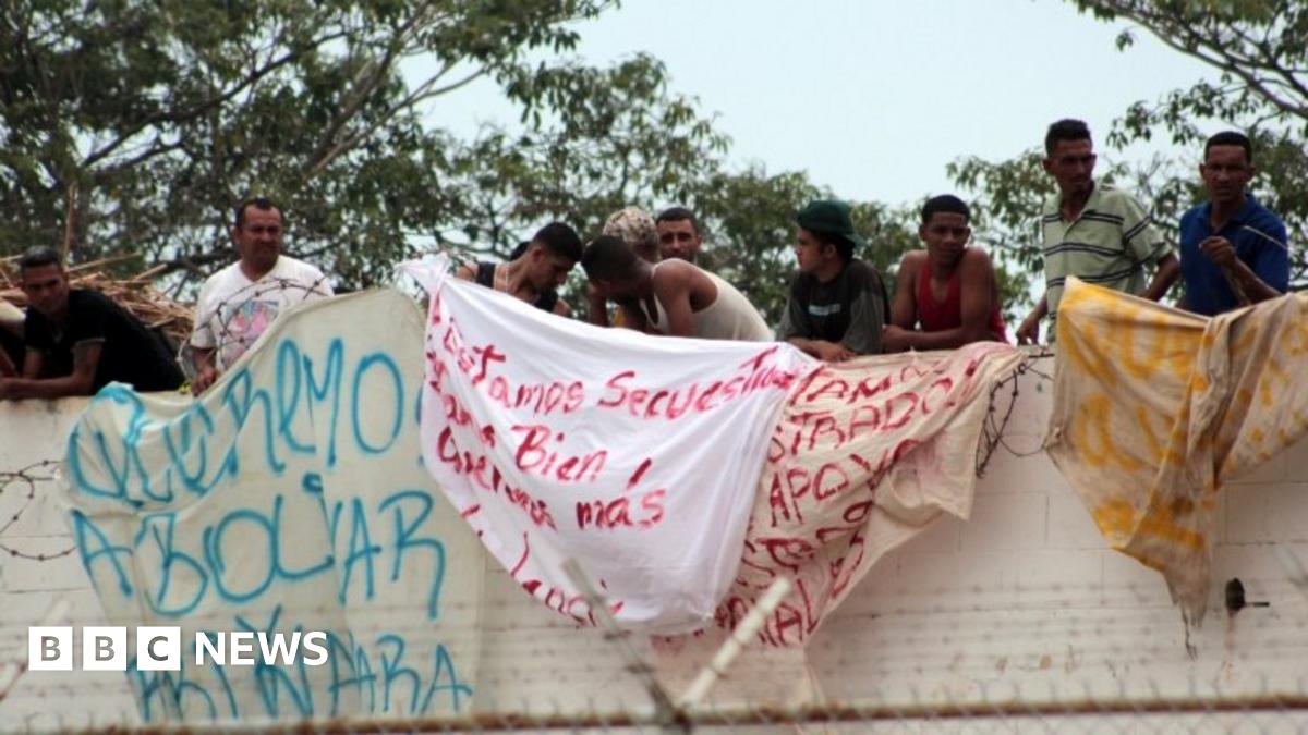 Venezuela's Sabaneta jail search yields weapons arsenal - BBC News