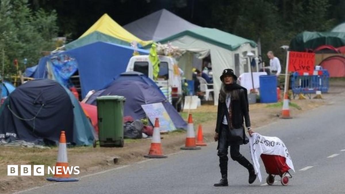 Balcombe protesters begin clearing anti-fracking camp - BBC News