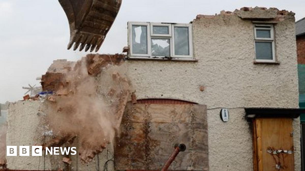 Philpott fire deaths house in Derby is demolished - BBC News