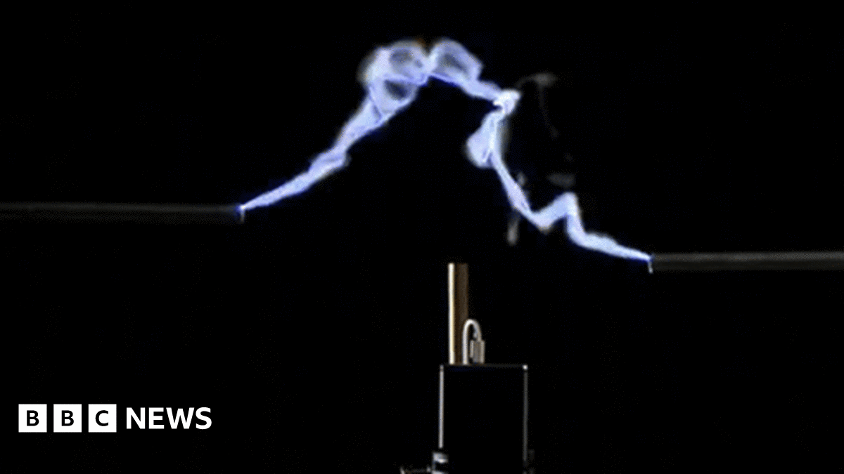 Scientists use lightning bolt to charge mobile phone - BBC News