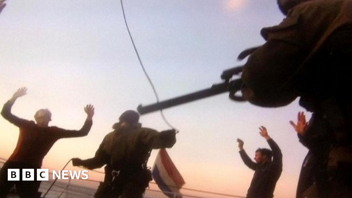 Russia charges Greenpeace activists with piracy - BBC News