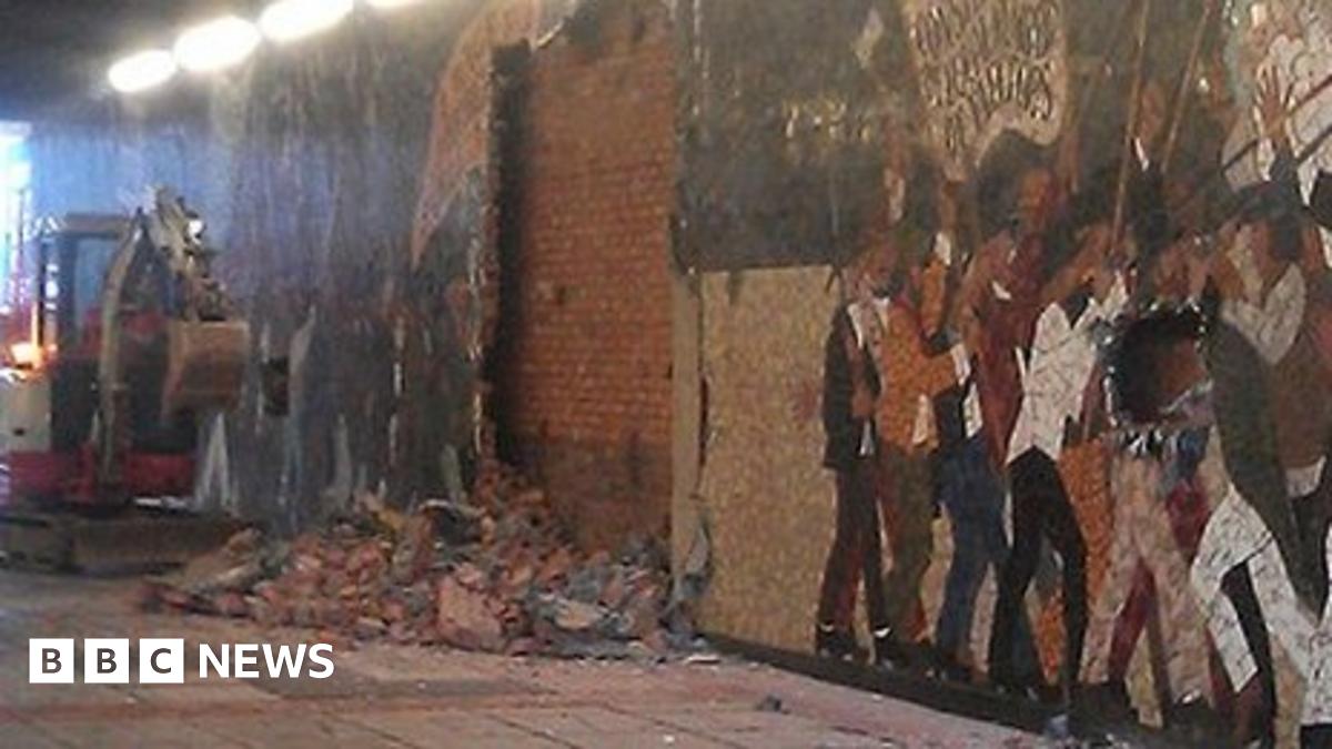 Newport Chartist mural: Protest as demolition takes place - BBC News