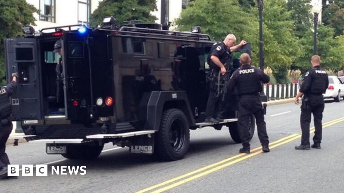 Police chase in Washington ends in shooting and crash - BBC News