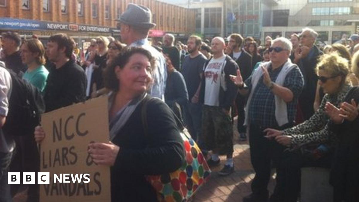Newport Chartist mural: Two hundred at demolition protest - BBC News