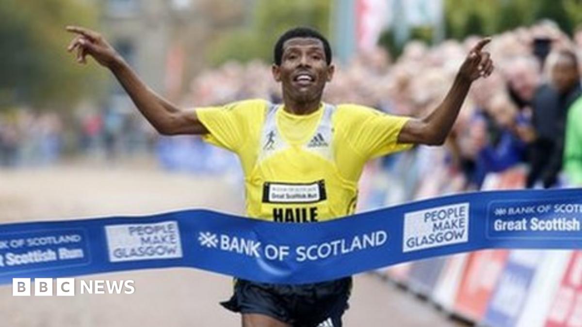 Thousands race in Great Scottish Run through Glasgow - BBC News