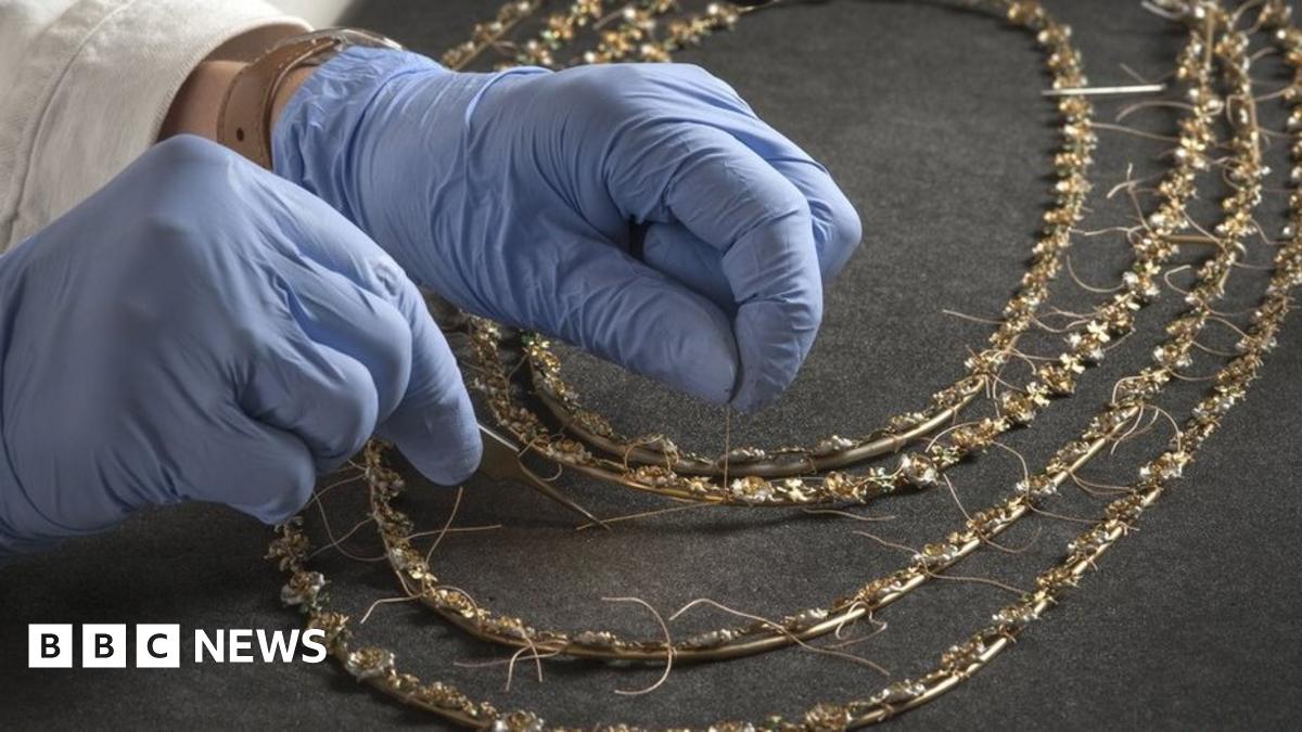 In pictures: The Cheapside Hoard - BBC News