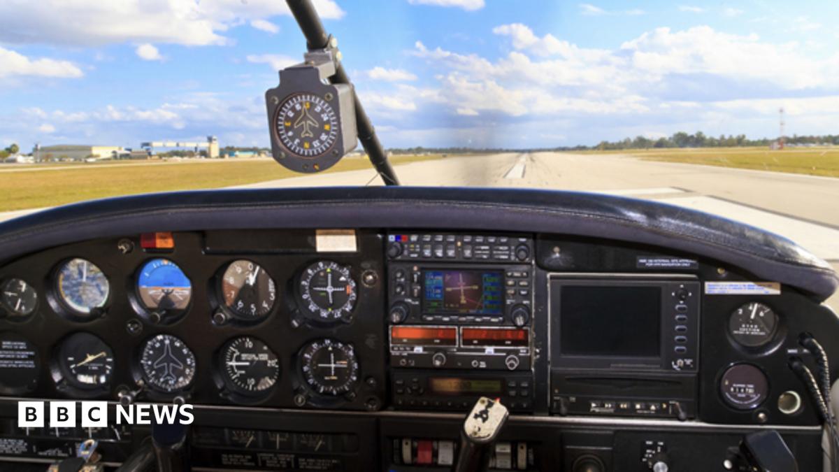 Who, what, why: How hard is it to land a plane? - BBC News