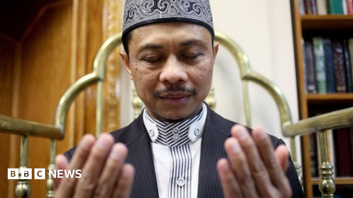 Shamsi Ali: The rise and fall of a New York imam - BBC News