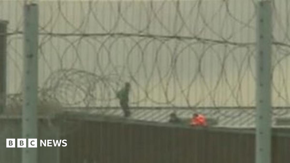 HMP Oakwood prisoners stage roof-top protest - BBC News
