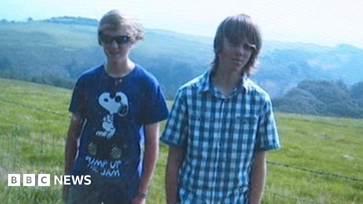 Twin brothers diagnosed with cancer - BBC News