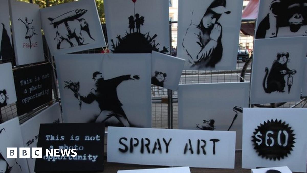 Banksy stall sells art works for $60 in New York - BBC News