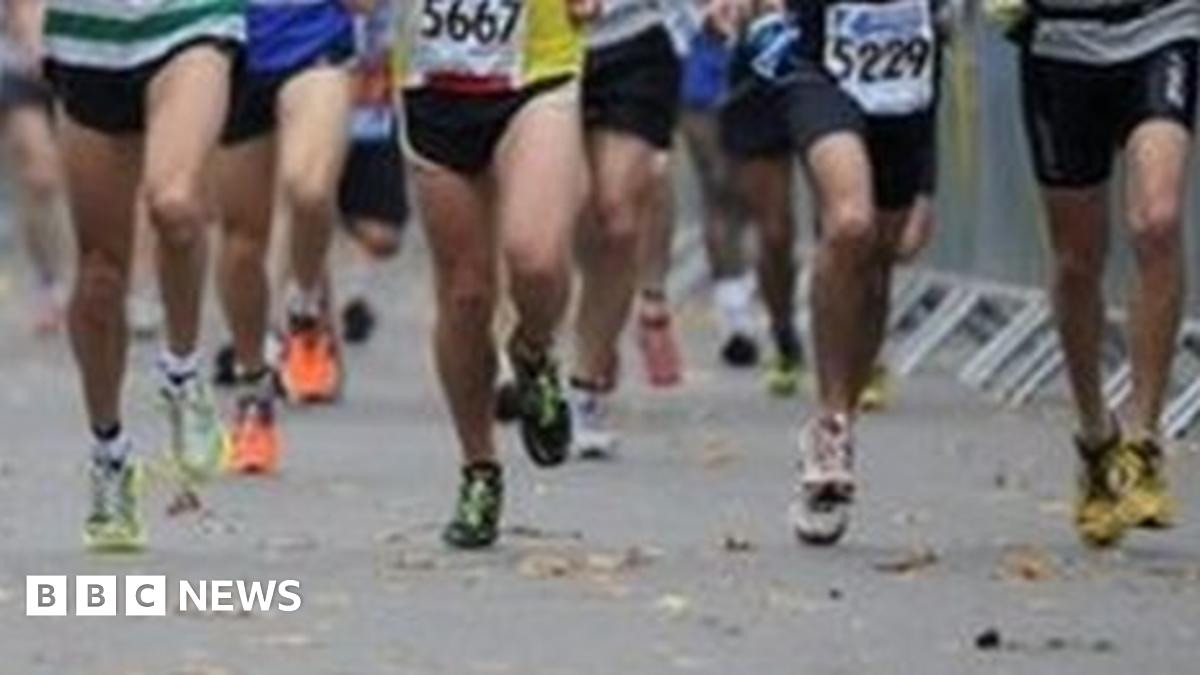 Leicester Marathon runners assured over timing chips - BBC News