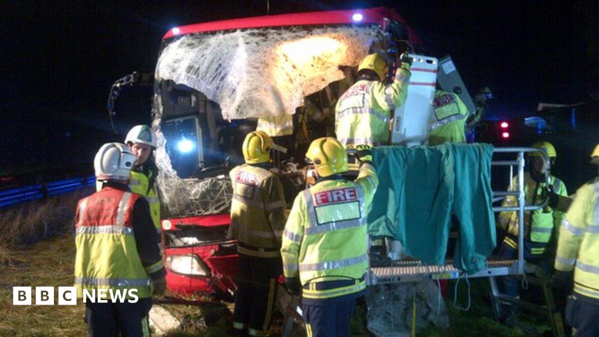 Cambridgeshire A1 coach and lorry crash injured 46 - BBC News