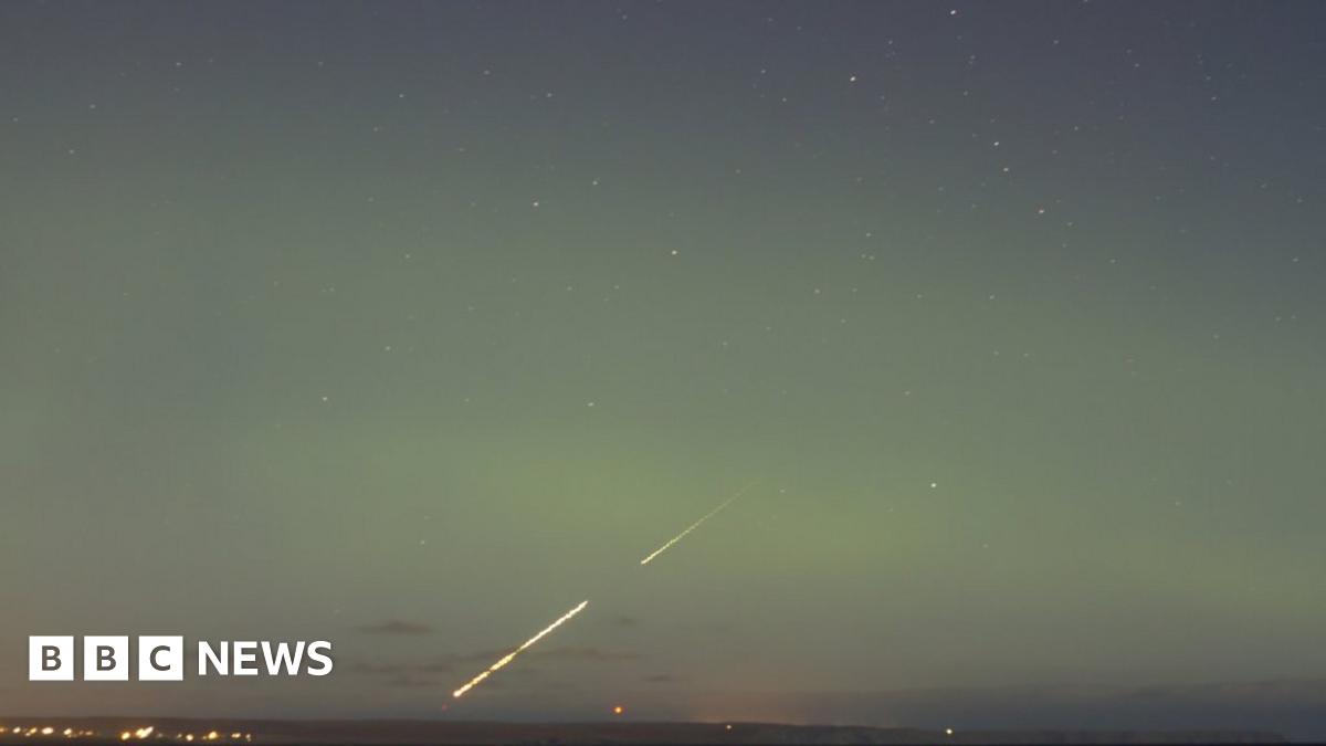 Fireball meteor lights up aurora display over Scotland - BBC News