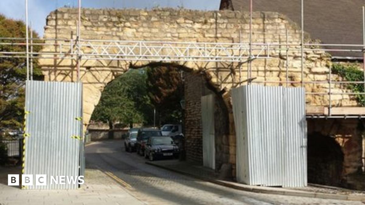 Lincoln's Newport Arch restoration work begins - BBC News