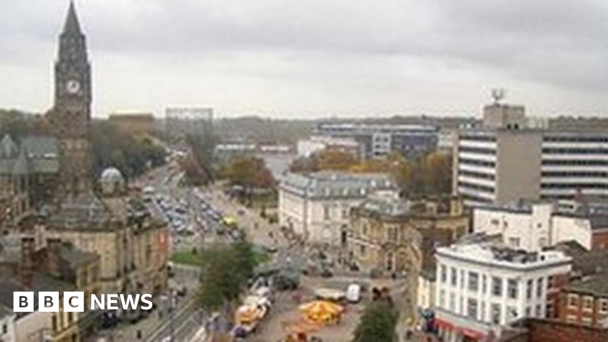 Rochdale council chief executive in 1% pay increase - BBC News