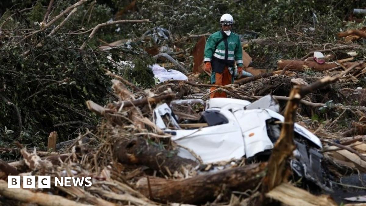 Japan typhoon: Rescuers search debris for missing - BBC News