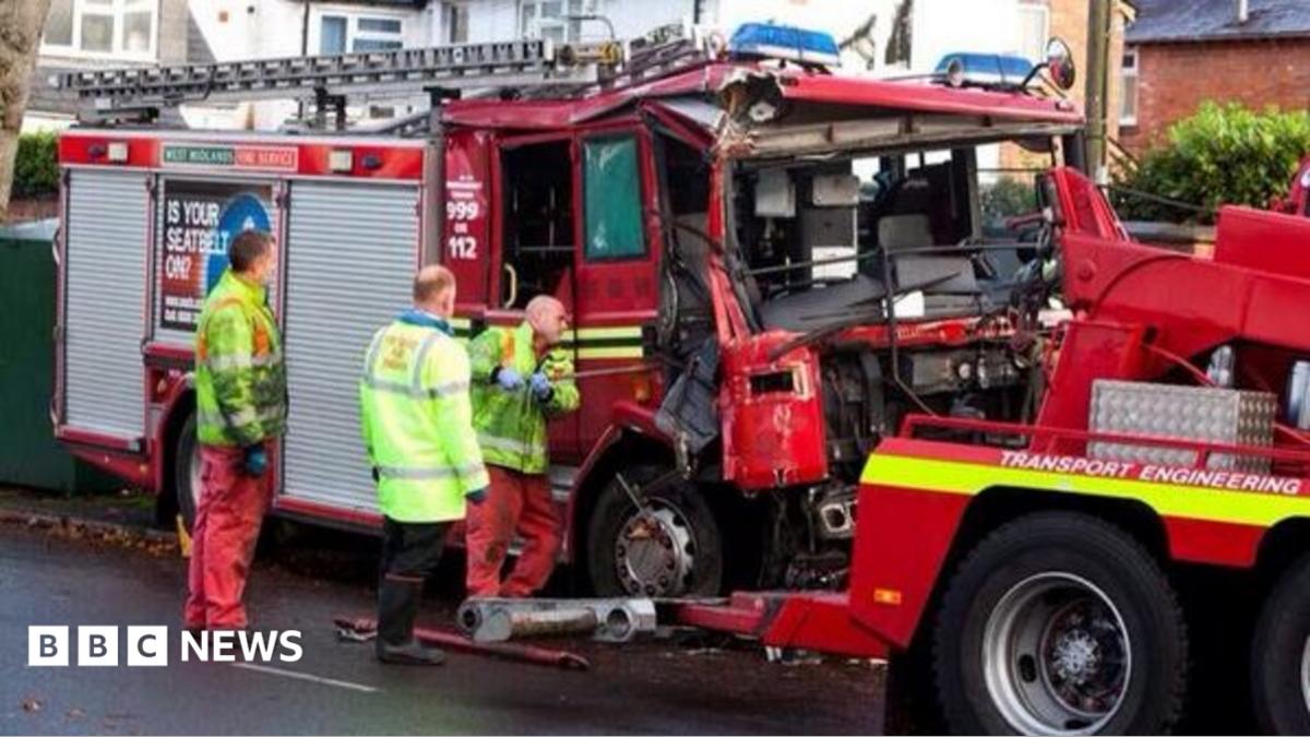 Birmingham firefighters hurt in Hall Green tree crash - BBC News