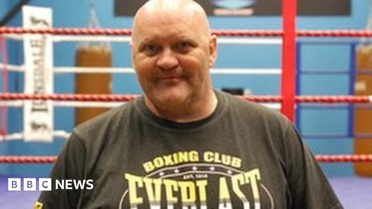 Belfast boxing club that wants to punch through the peace wall - BBC News