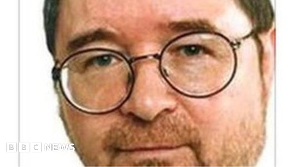 Loyalist supergrass Neil Hyde escapes jail term as PPS drop case - BBC News