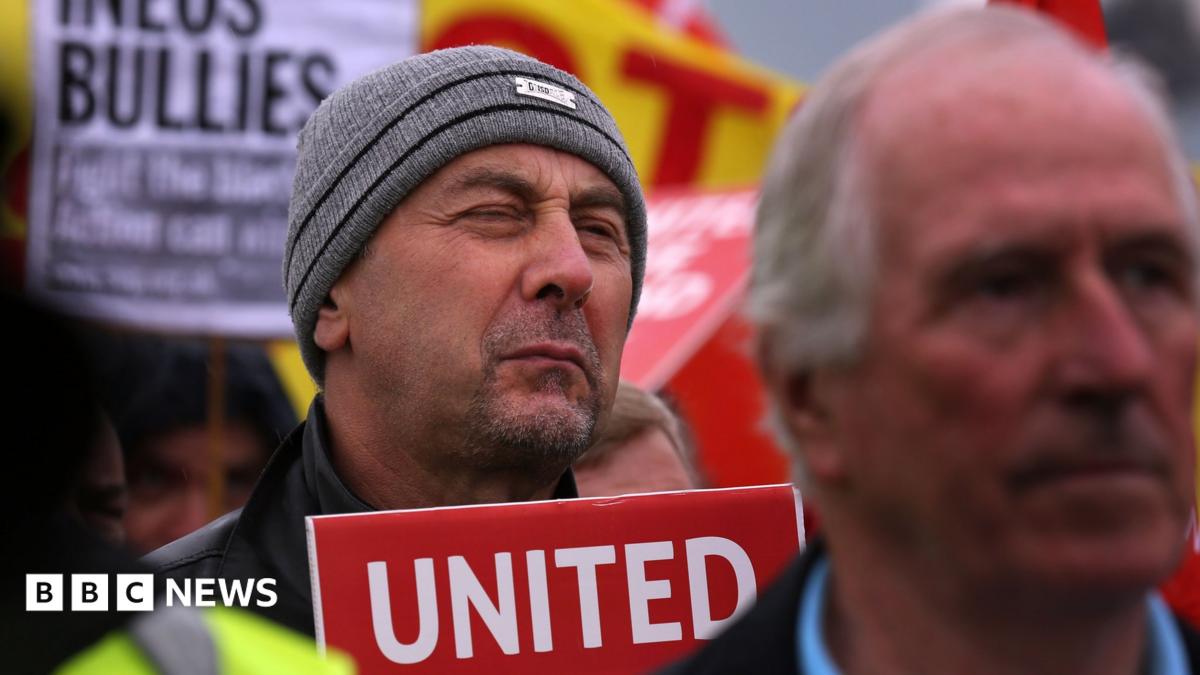 Grangemouth dispute: Staff hold protest rally outside plant - BBC News