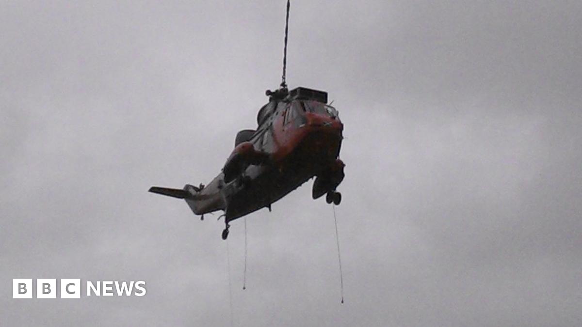 Chinook airlifts broken-down Royal Navy Sea King helicopter - BBC News