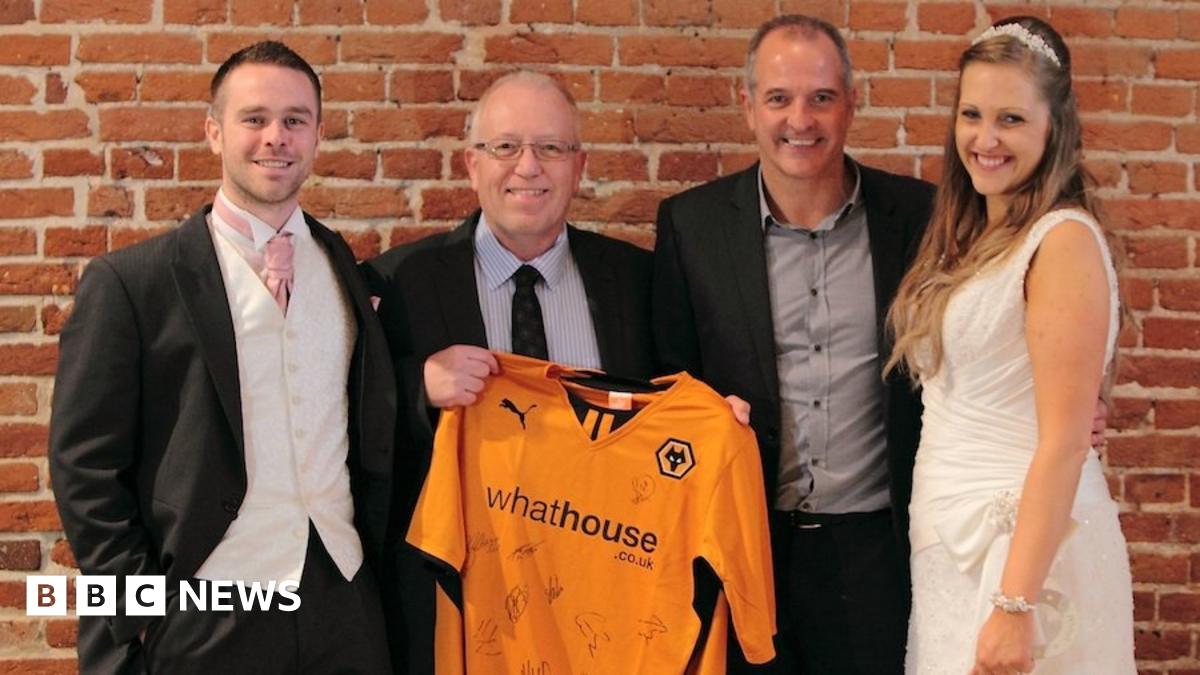 Wolves fan Peter Abbott to be presented to match crowd - BBC News
