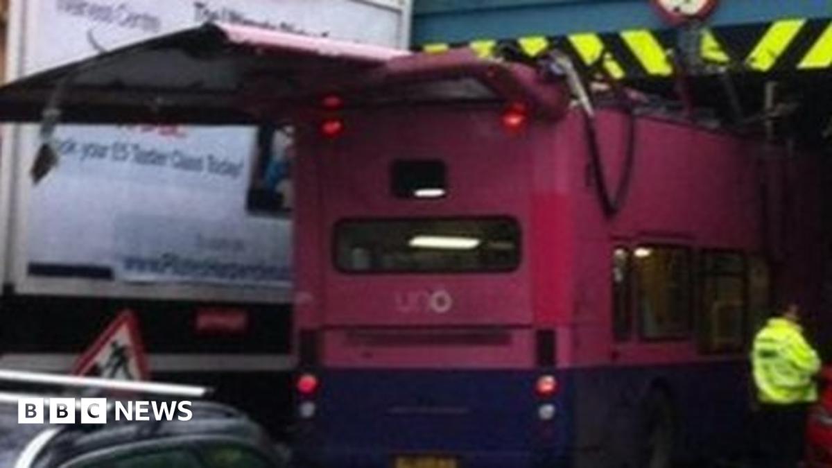 Bus roof ripped off by bridge in Harpenden - BBC News
