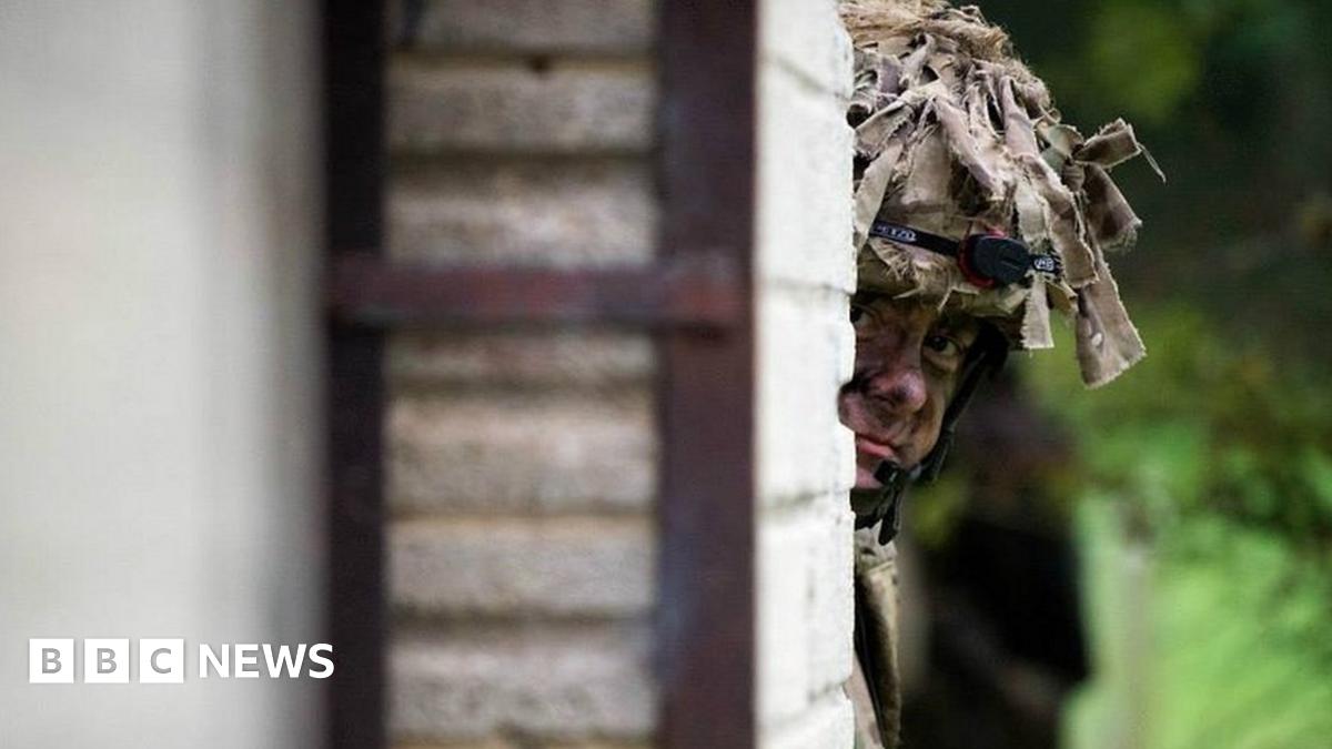 Truro 6 Rifles reserve soldiers 'to stay in Cornwall' - BBC News