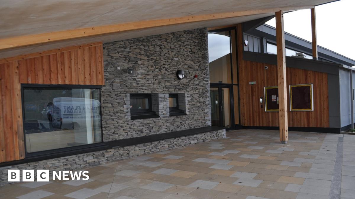 West Linton Primary: Action pledge over school 'failings' - BBC News