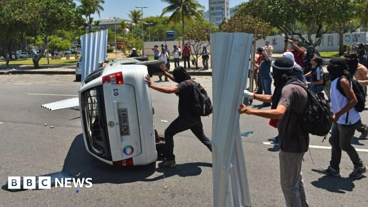 Clashes ahead of Brazil's Libra oil exploration auction - BBC News