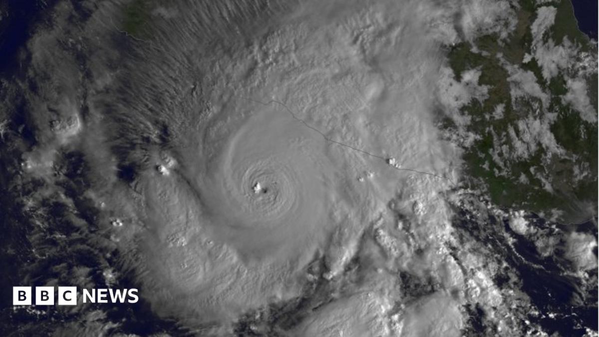 Hurricane Raymond strengthens near Mexican coast - BBC News