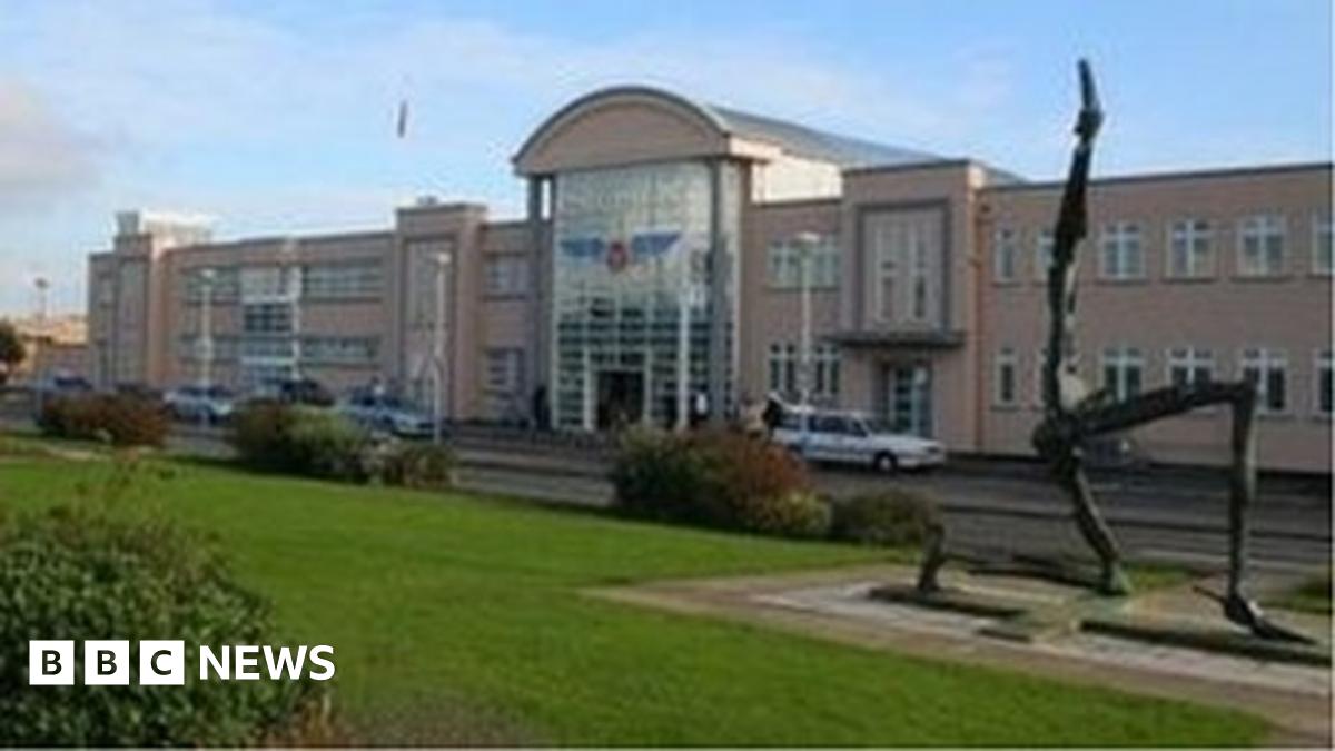 Fuel issue leaves plane too heavy to carry passengers - BBC News