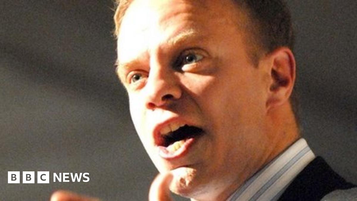 MP Stephen Gilbert helps save woman from River Thames - BBC News