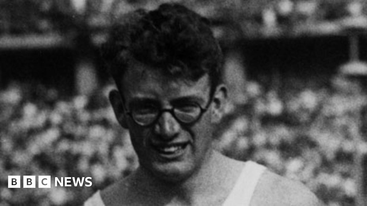 Blue plaque for Olympian and headmaster Godfrey Brown - BBC News