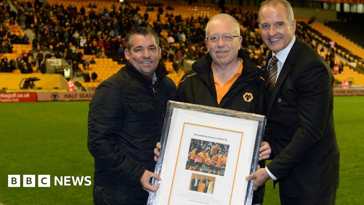 Wolves 'superfan' Peter Abbott given Superman-style welcome - BBC News